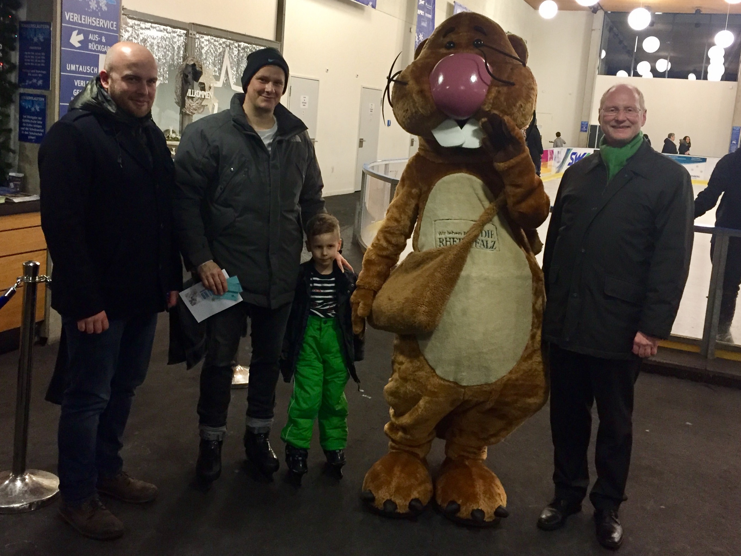 Beigeordneter Färber begrüßt 30.000sten Besucher auf der Eisbahn ...