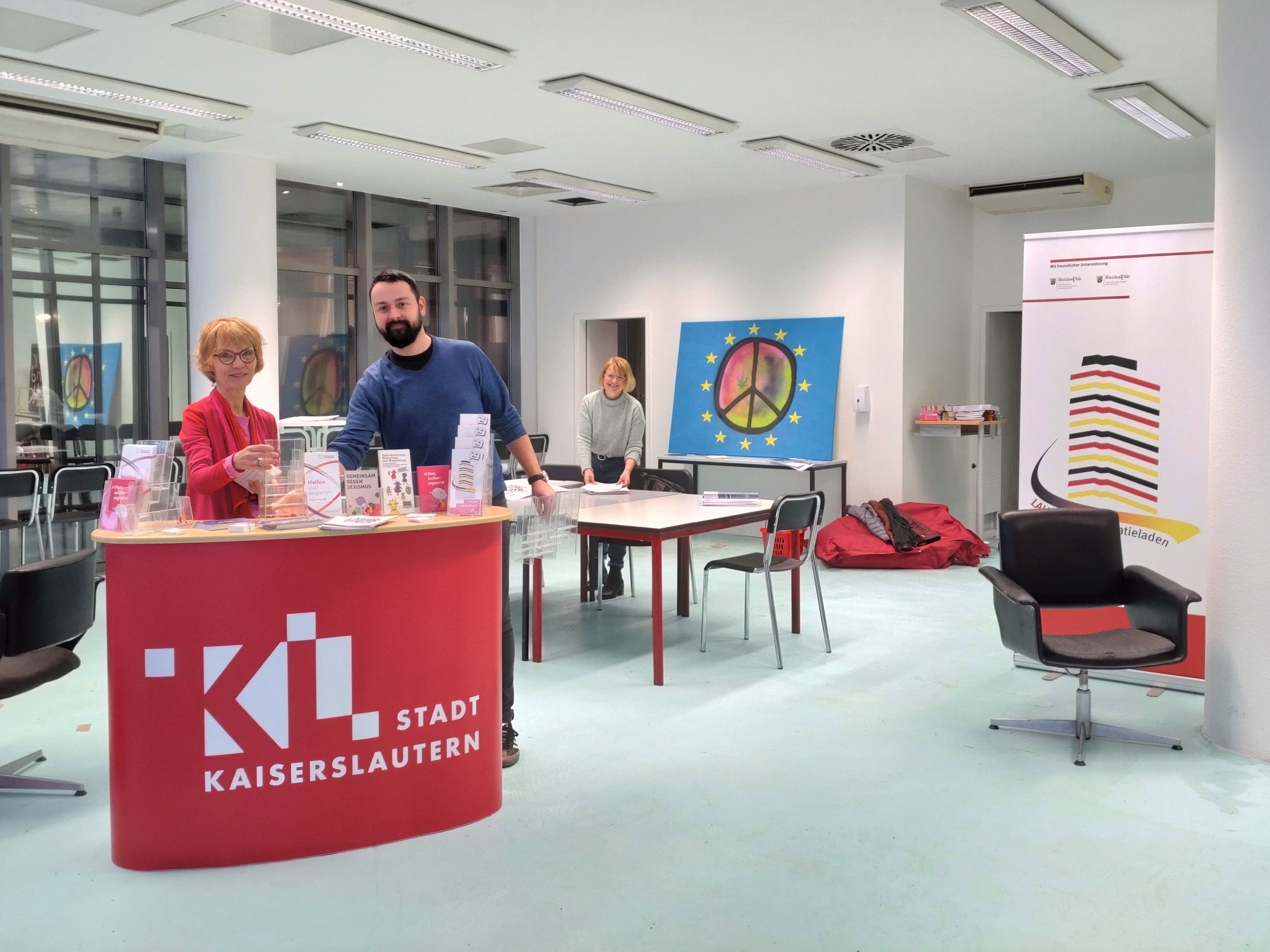 Demokratieladen im Aufbau - Stadt Kaiserslautern