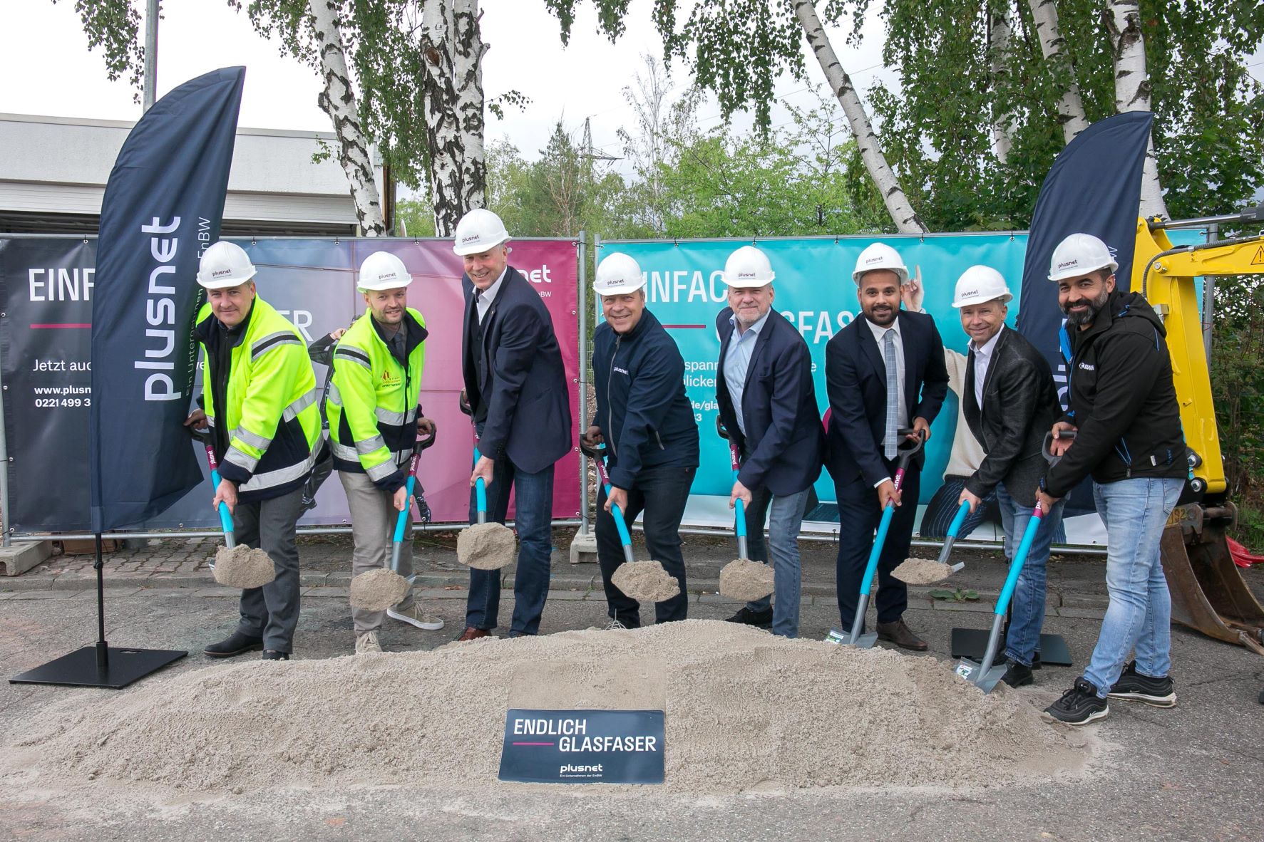 Spatenstich zum Glasfaserausbau fürs Gewerbegebiet West - Stadt ...